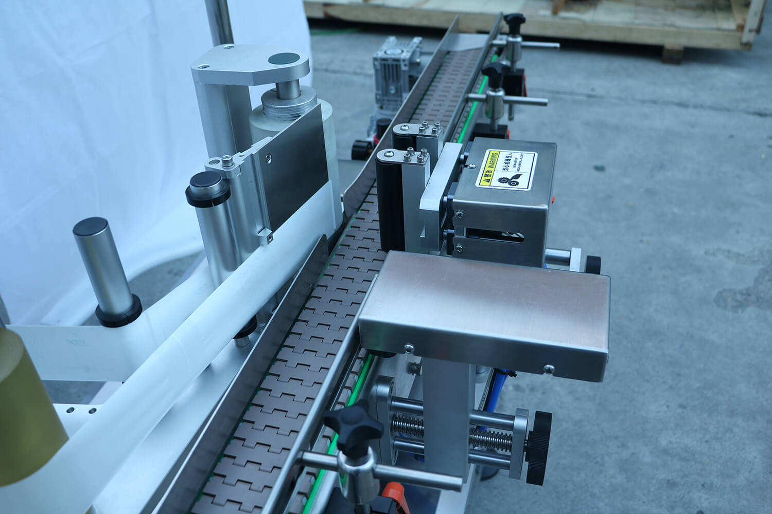 XT-100 Vertical Round Bottle Fixed-point Labeling Machine For Sale | Shanghai Xiaoteng ...